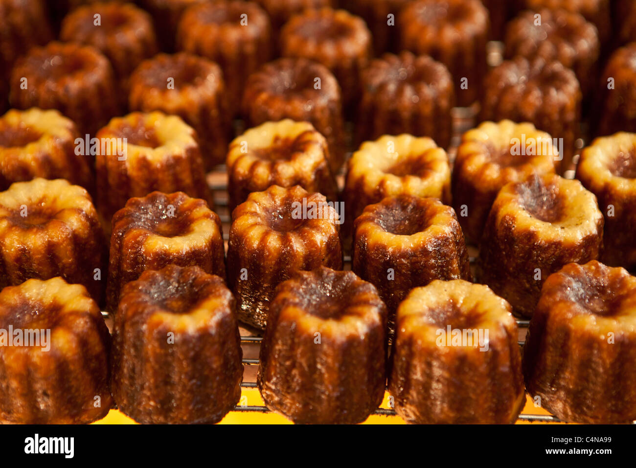 Spécialité locale, gâteaux, caneles en vente en pâtisserie à St Emilion ...