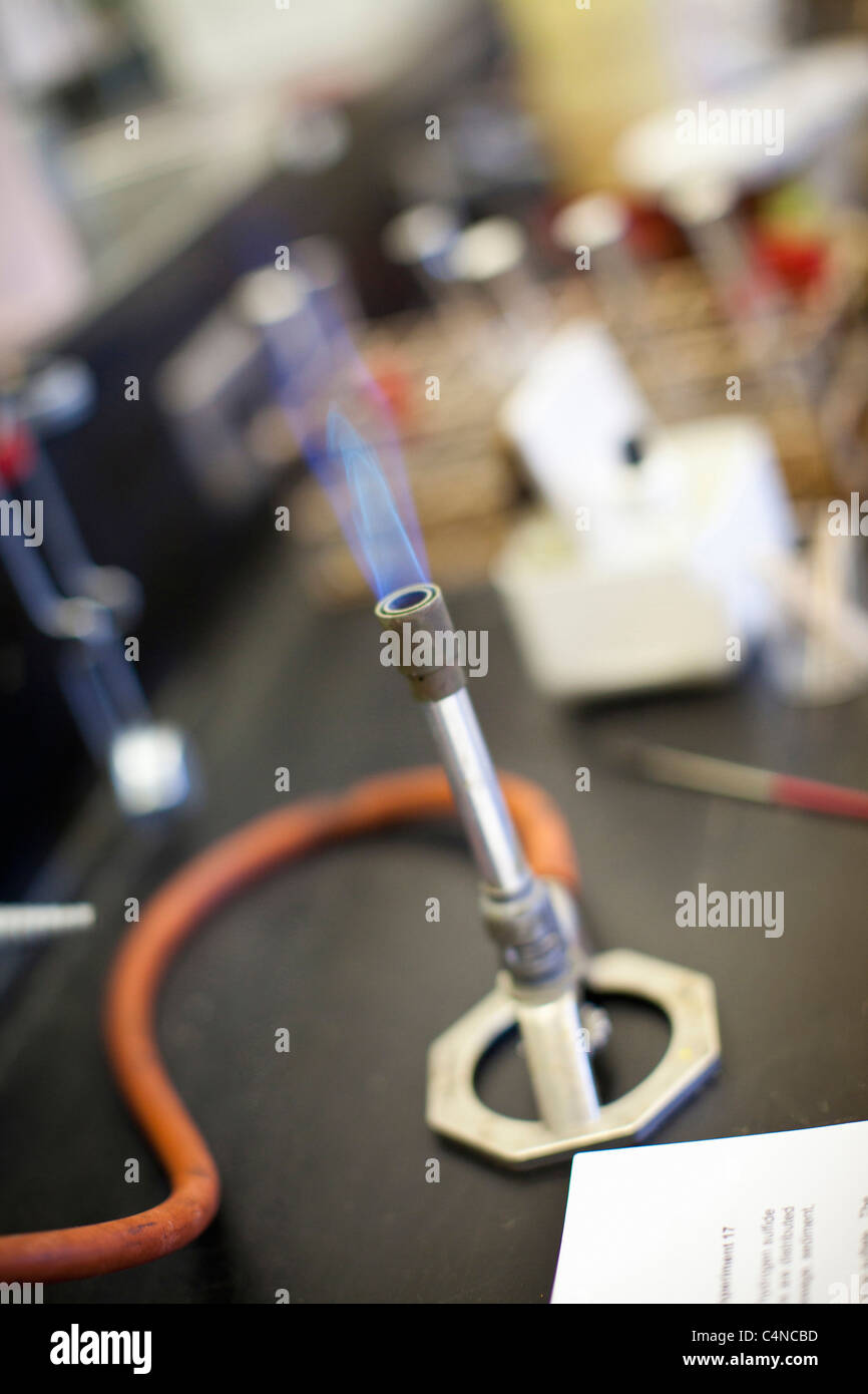 Bec Bunsen allumé sur la table de laboratoire Photo Stock - Alamy
