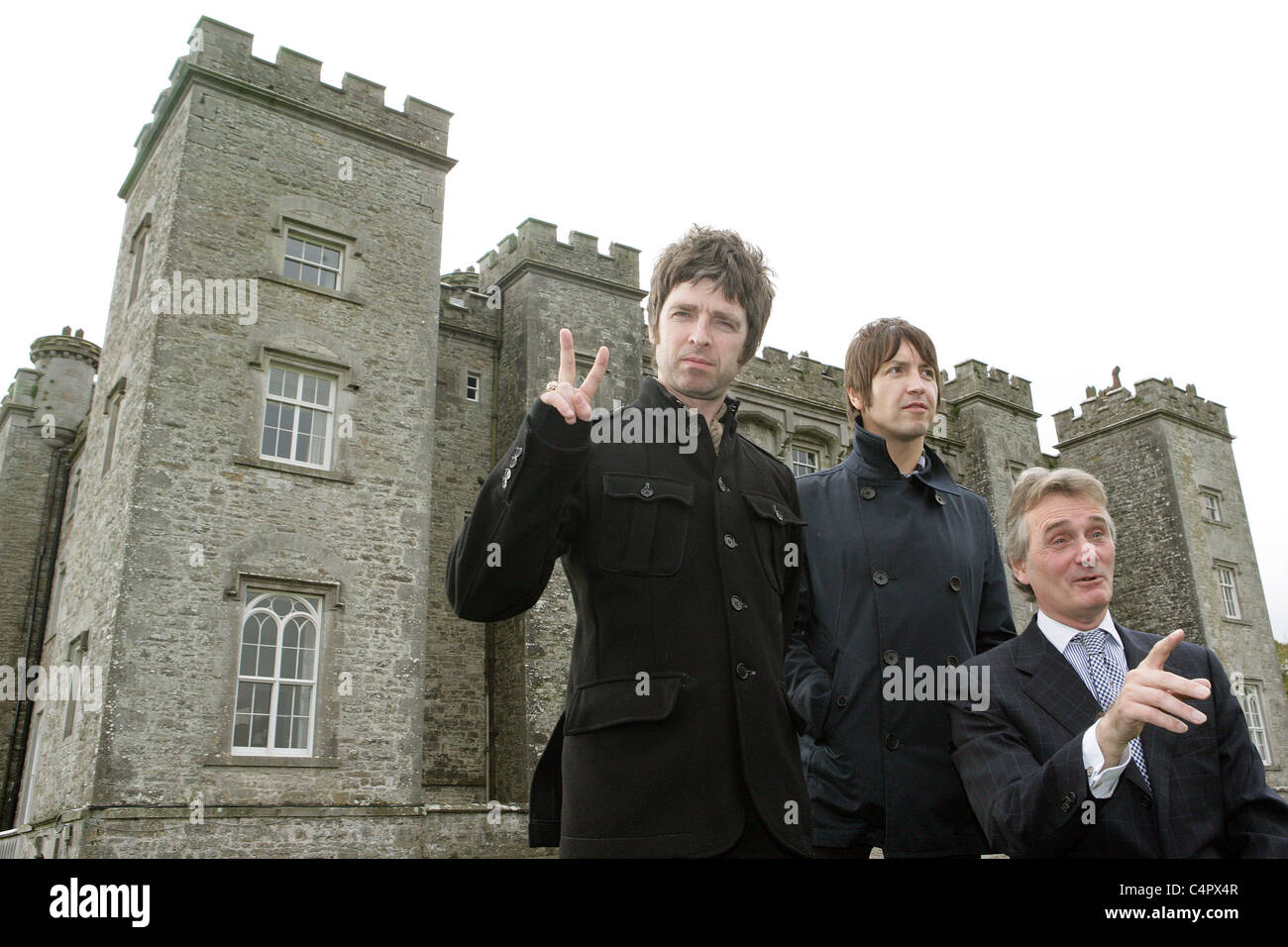 Noel gallagher parle lors d'une conférence de presse au château de ...