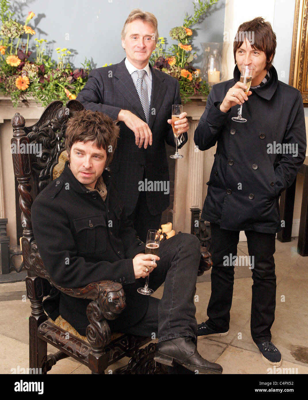 Noel gallagher parle lors d'une conférence de presse au château de ...