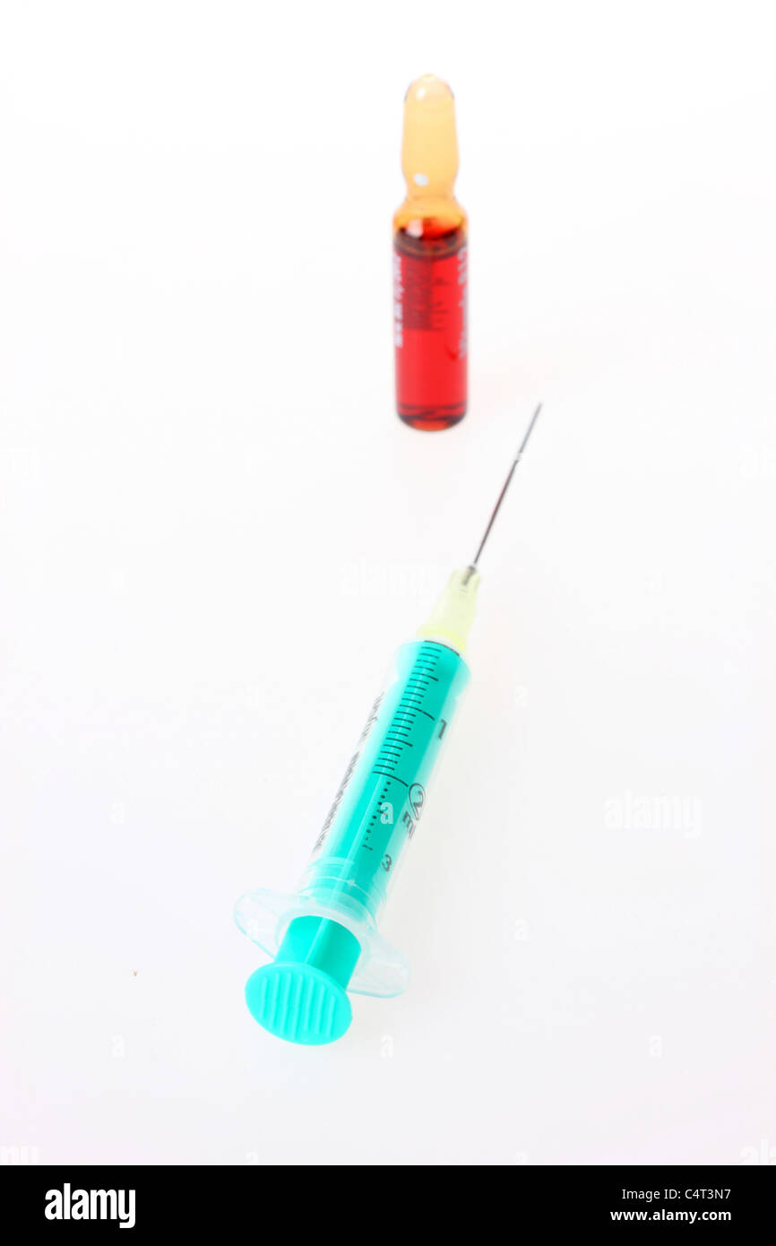 Canule d'injection, la seringue médicale, le remplissage d'une seringue ...