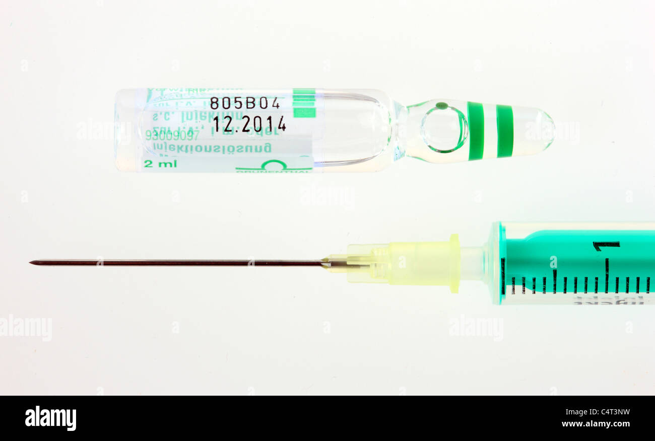 Canule d'injection, la seringue médicale, le remplissage d'une seringue ...