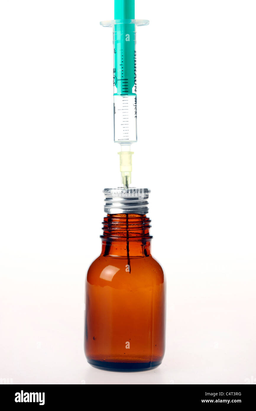 Canule d'injection, la seringue médicale, le remplissage d'une seringue ...