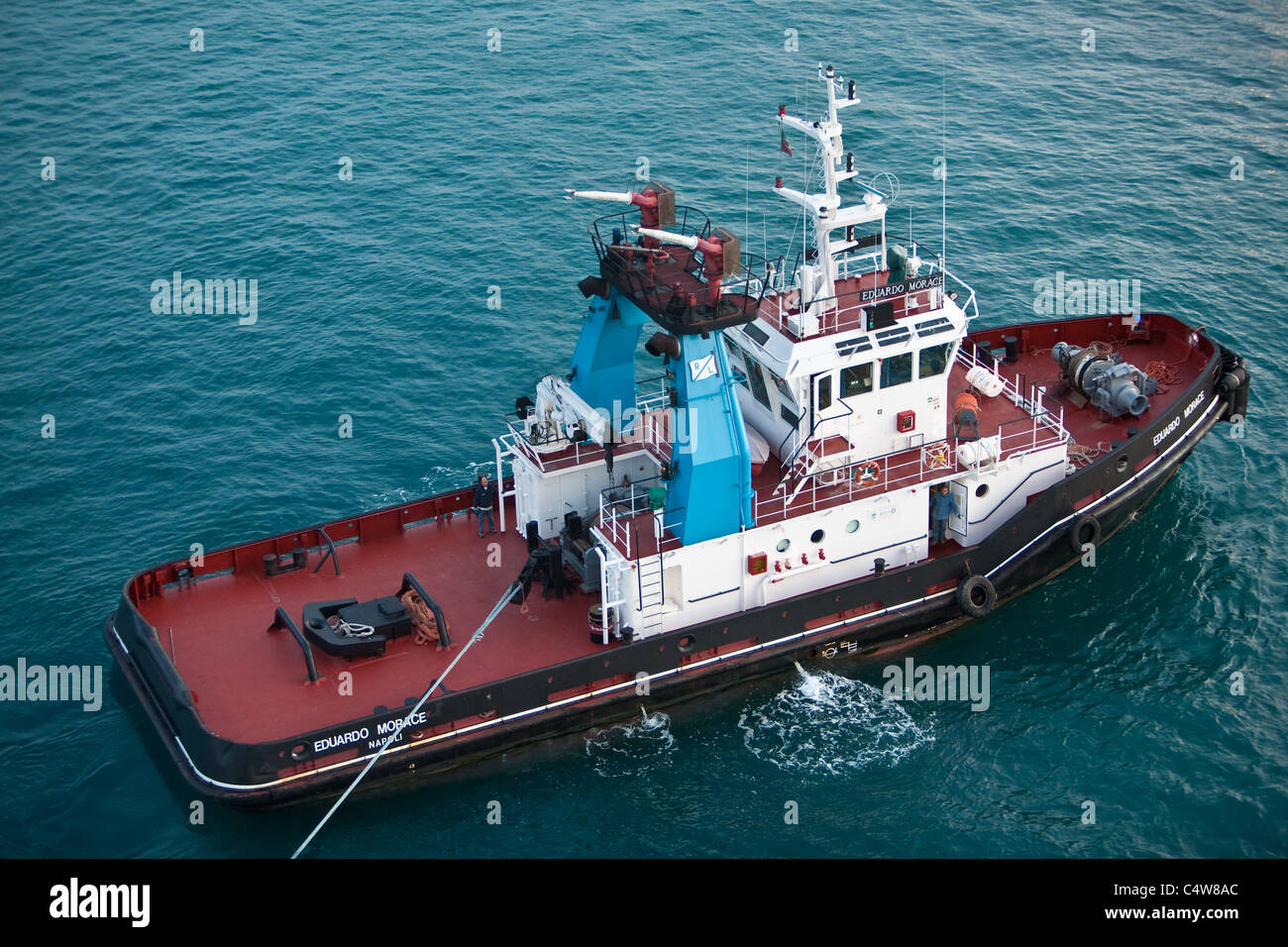 Navire remorqueur tirant loin de Quayside Civitavecchia Italie Photo ...