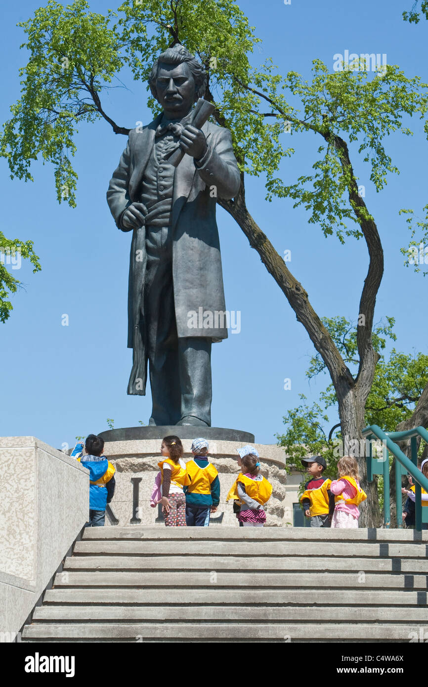 Une sculpture de Louis Riel est représenté derrière le palais ...