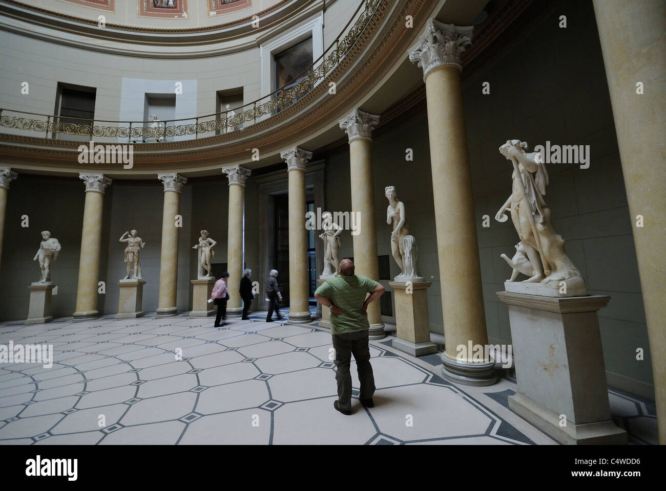 Dans la rotonde de l'ancien musée, des sculptures dans l'atrium de l ...