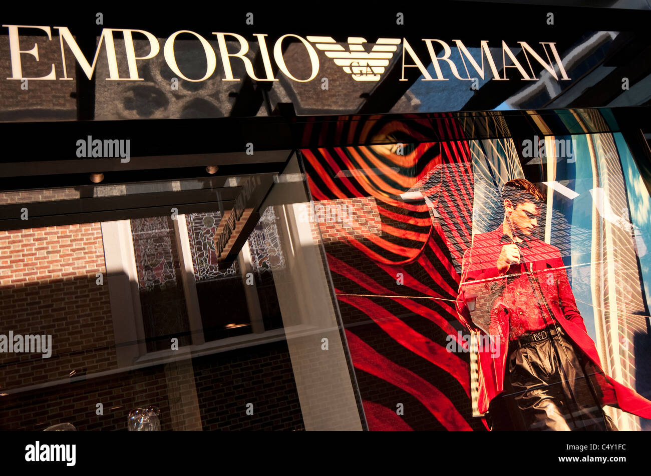 Emporio armani shop window Banque de photographies et d’images à haute ...
