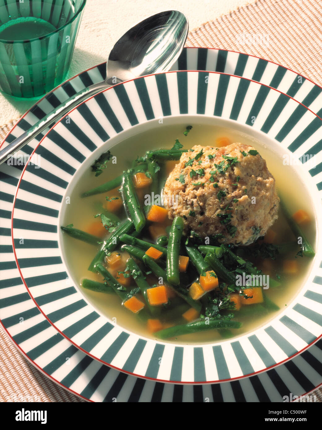 Soupe aux abats avec quenelles de foie Banque de photographies et d ...