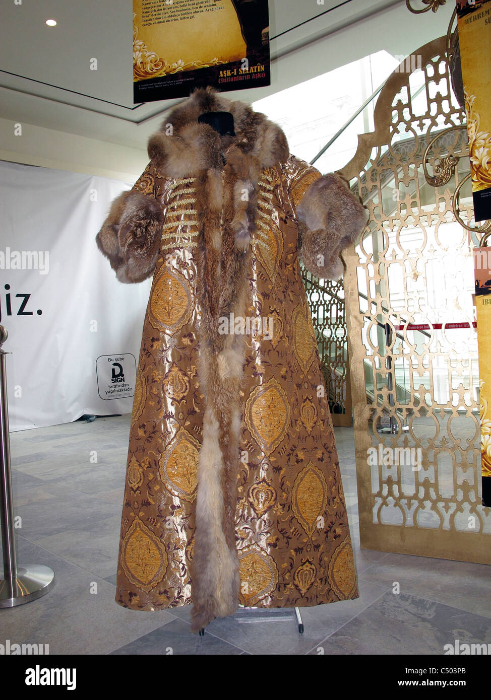 Traditional turkish costume Banque de photographies et d’images à haute ...