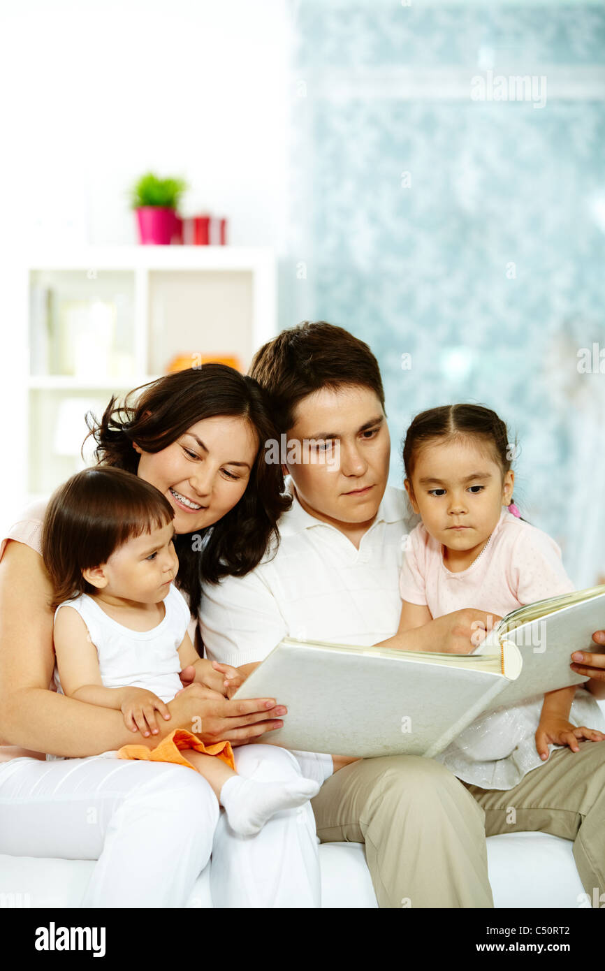 Portrait de famille heureuse avec deux enfants passer du temps à la ...