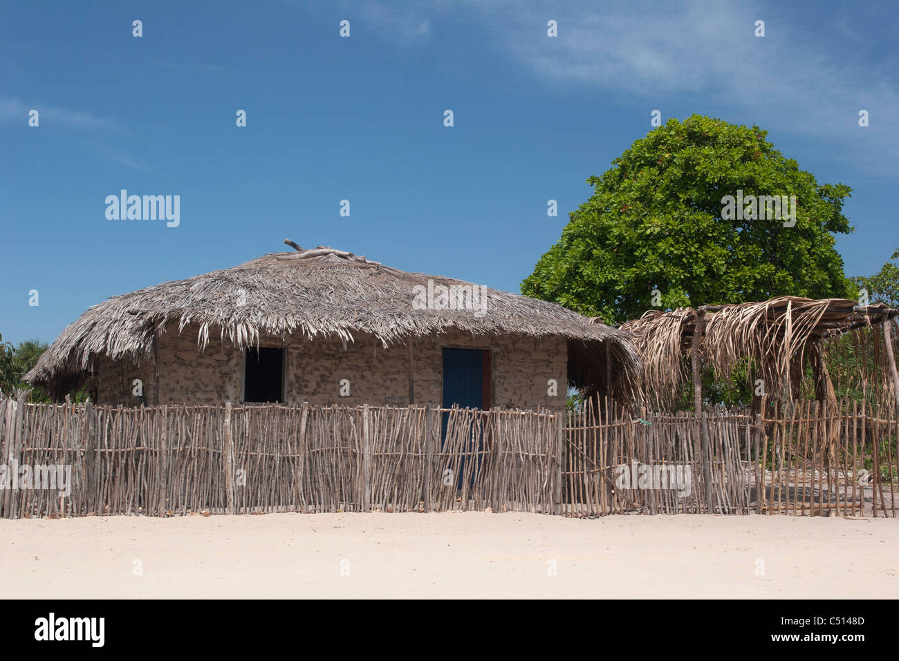 Cabane de plage au toit de chaume Banque de photographies et d’images à haute résolution - Alamy