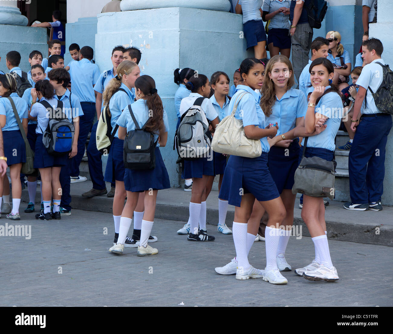 Les filles de l'école en uniforme au cours d'une pause,Santa Clara ...