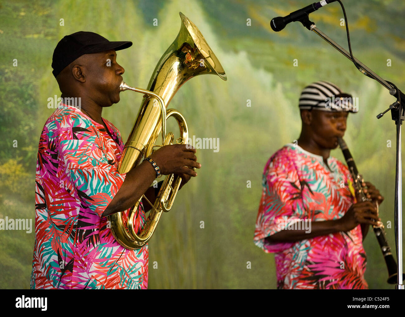 Un homme noir à jouer du cor alto sur scène Photo Stock - Alamy