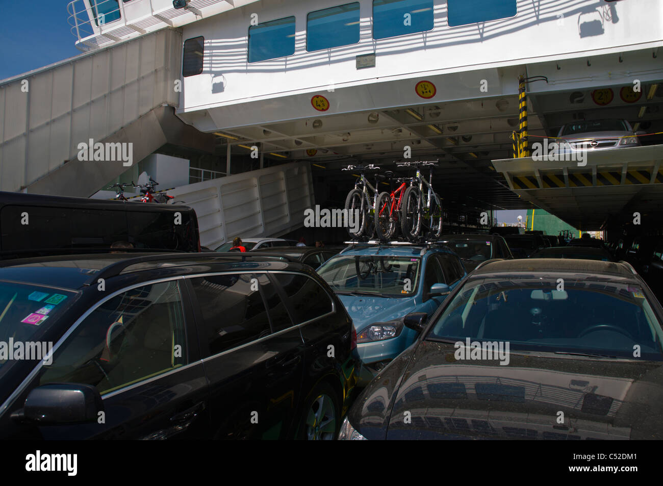 Cars on ferry Banque de photographies et d’images à haute résolution ...