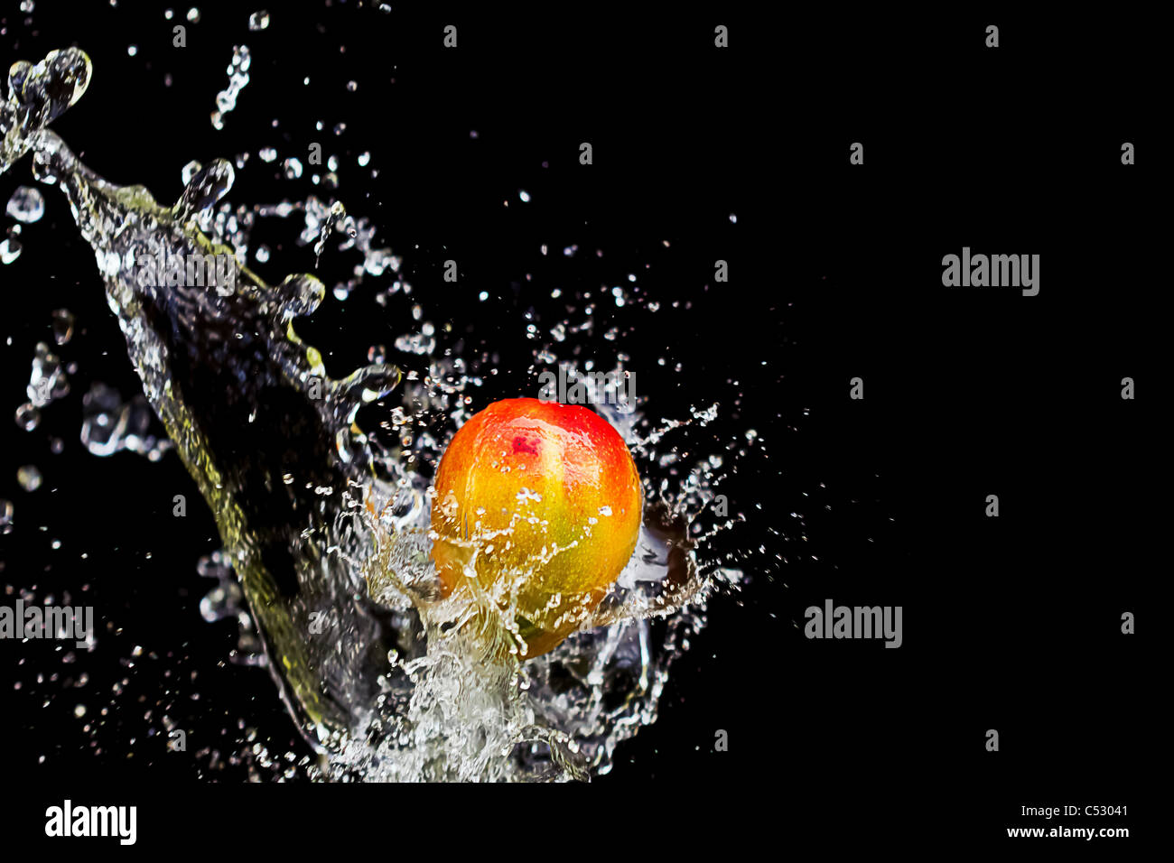 Mangue rouge avec eau splash Banque de photographies et d’images à ...