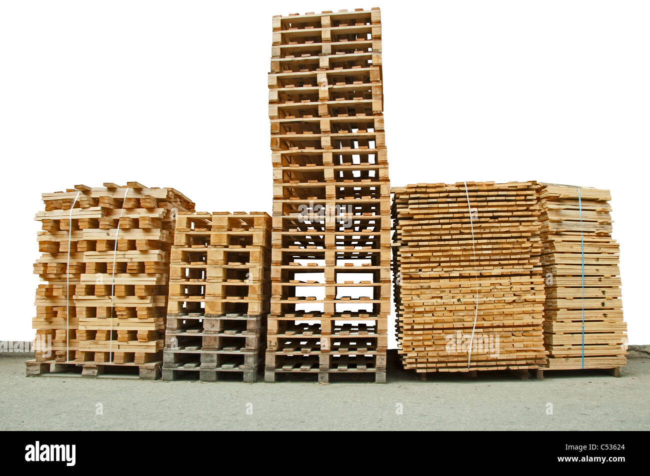 Des piles de palettes en bois nouveau isolé sur fond blanc Photo Stock ...