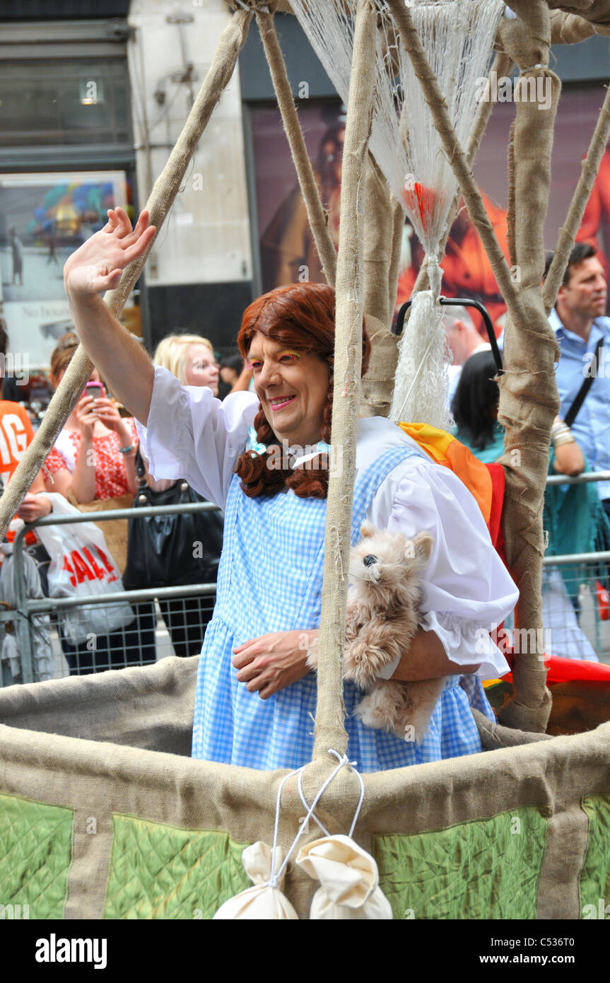 Dorothy Wizard of Oz Toto 'drag Queen' Londres Gay Pride Parade 2011 ...
