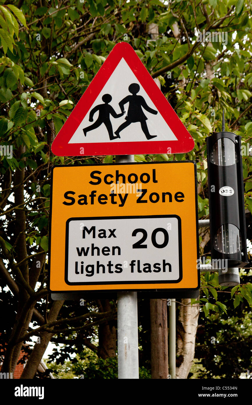 School Safety Zone Sign Banque d'image et photos - Alamy