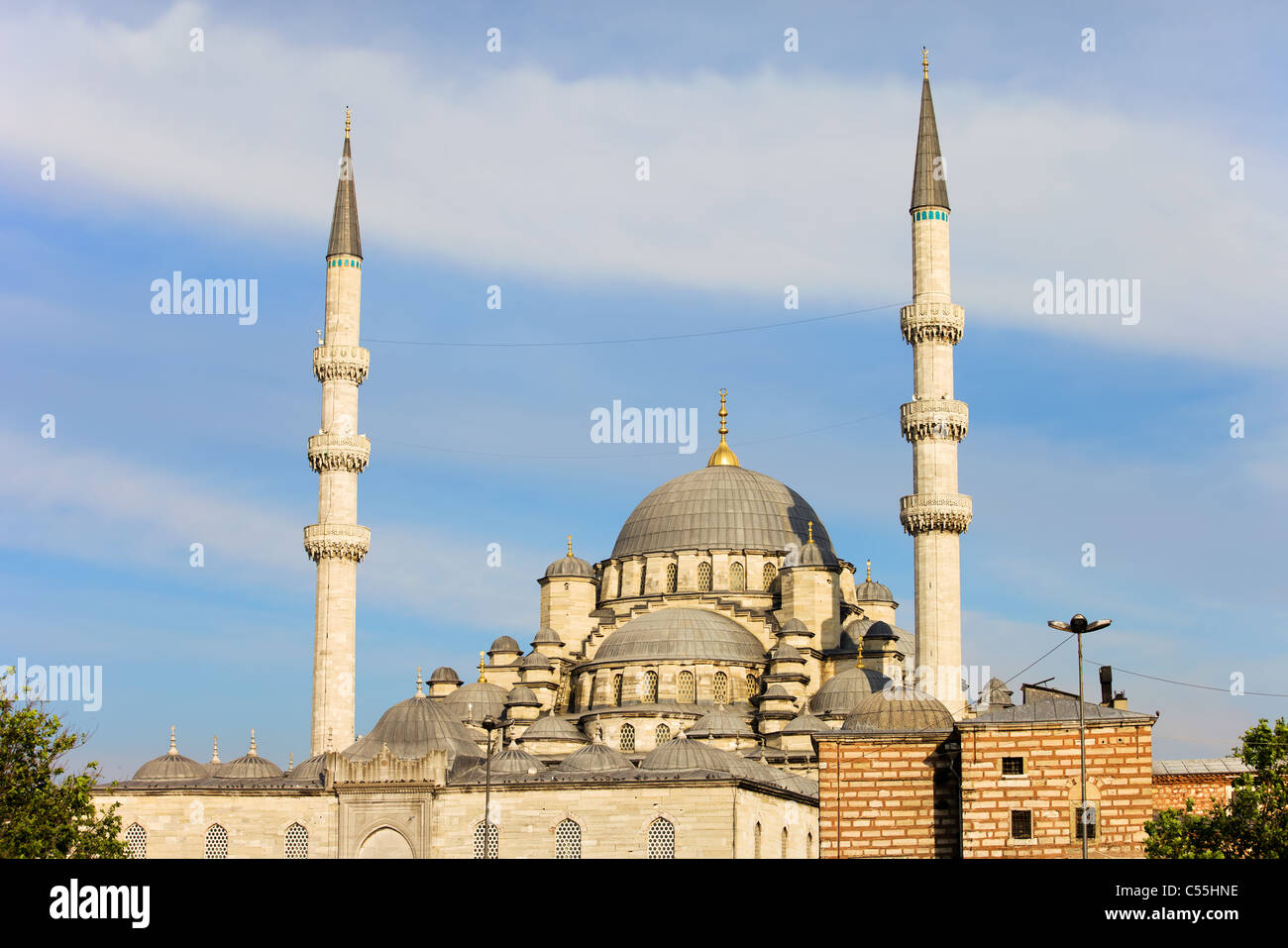 La nouvelle mosquée (turc : Yeni Valide Camii) architecture historique ...