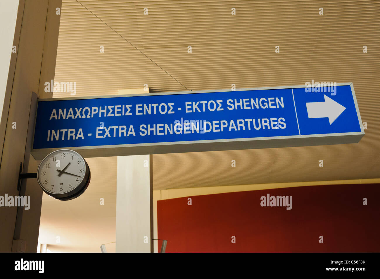 Signe grec à un aéroport avec 'Anglais Intra-Extra Départs de Schengen ...