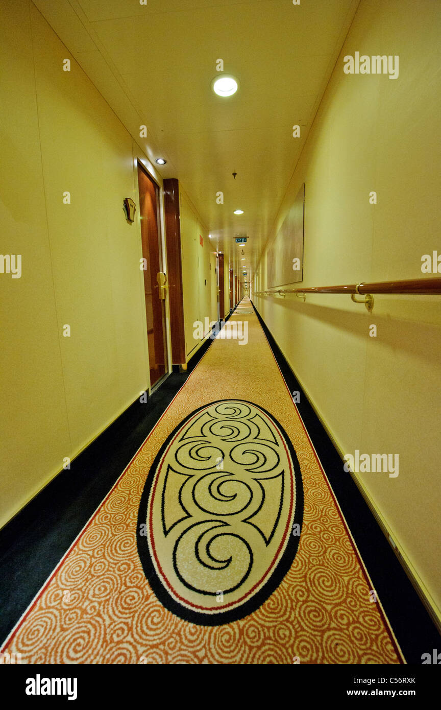 Couloir sur le pont 4 exécution de la proue à la poupe du paquebot ...