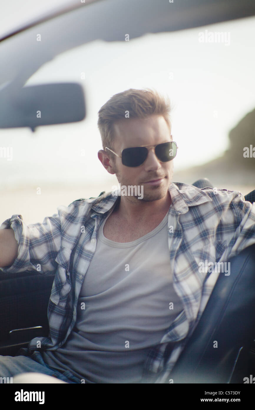 Cool guy driving convertible car Banque de photographies et d’images à ...