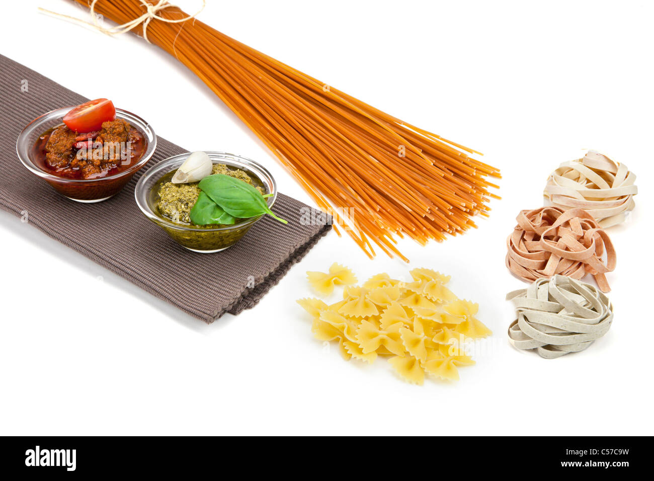 Différentes sortes de pâtes au pesto deux variétés différentes Photo ...