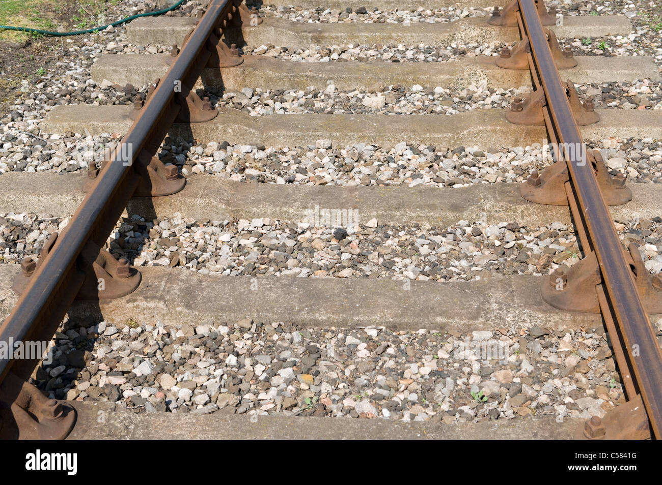 Voie de chemin de fer posé sur traverses en béton Photo Stock - Alamy