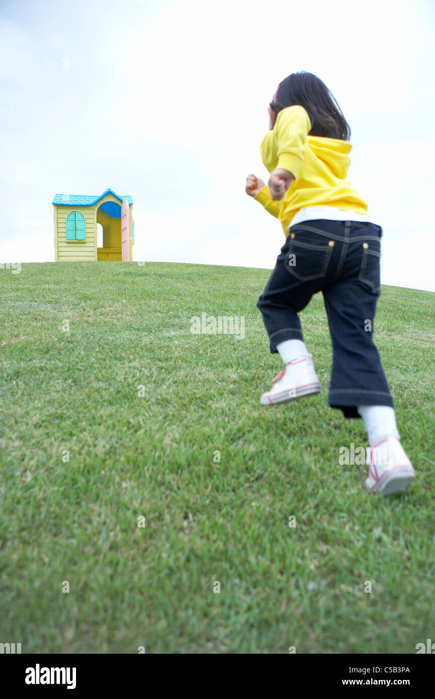 Back view girl running towards Banque de photographies et d’images à haute résolution - Alamy