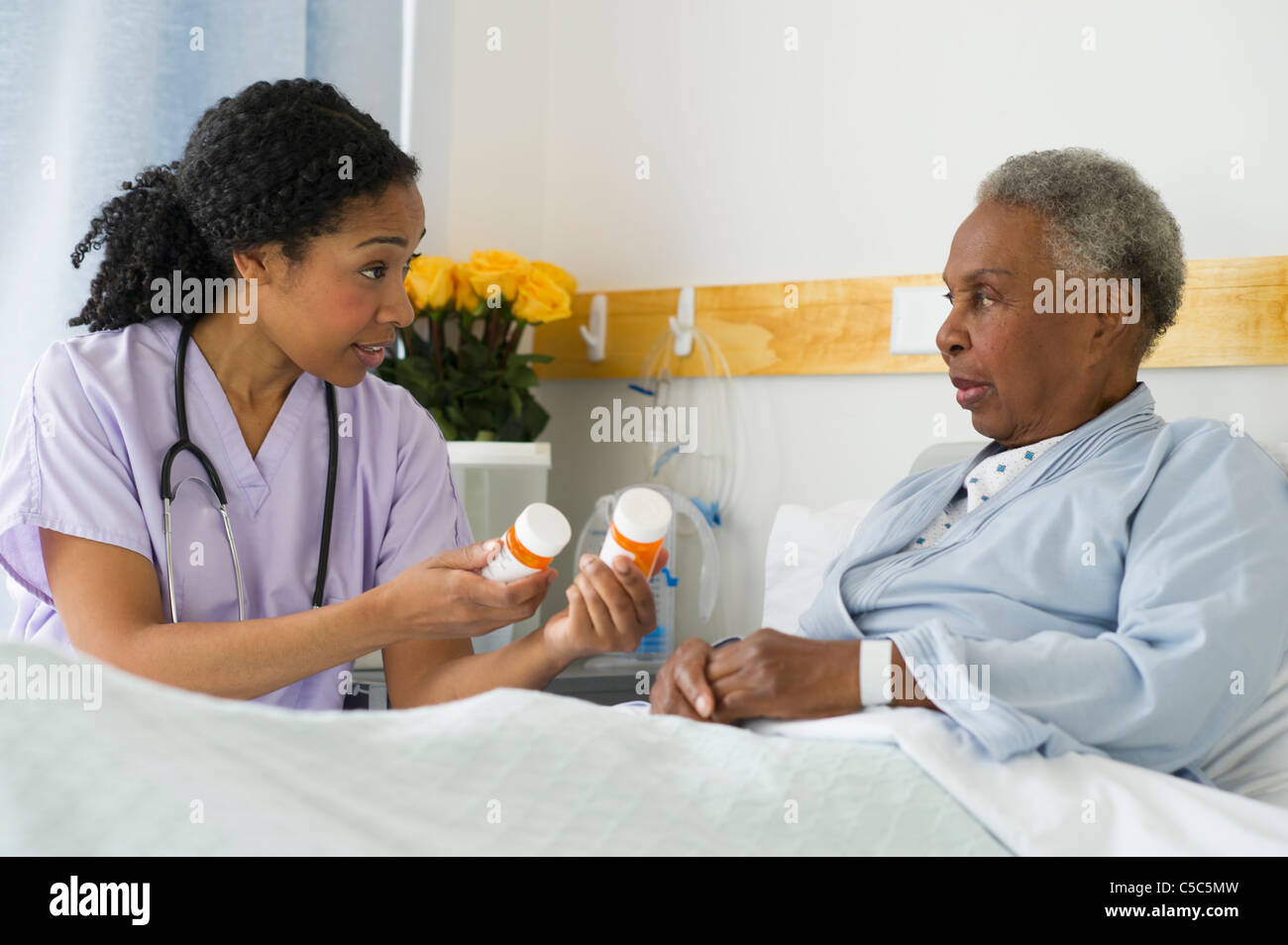 Expliquer au patient les médicaments infirmière in hospital bed Photo ...