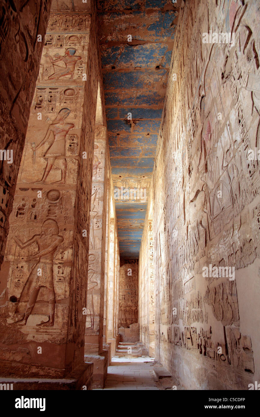 Medinet habu temple ramesses iii Banque de photographies et d’images à ...