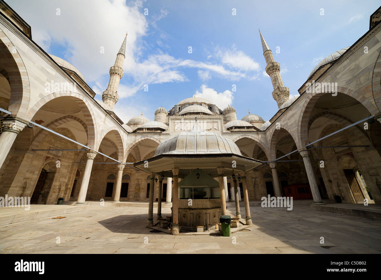 La mosquée du prince Mehmet Sehzade (turc : Camii) cour avec une ...