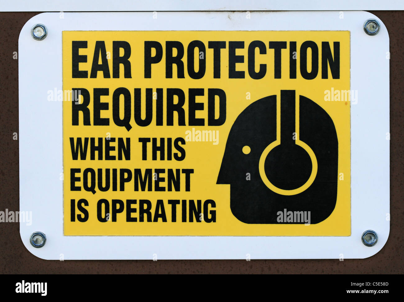 La protection des oreilles panneau requis affiché sur une porte Photo ...
