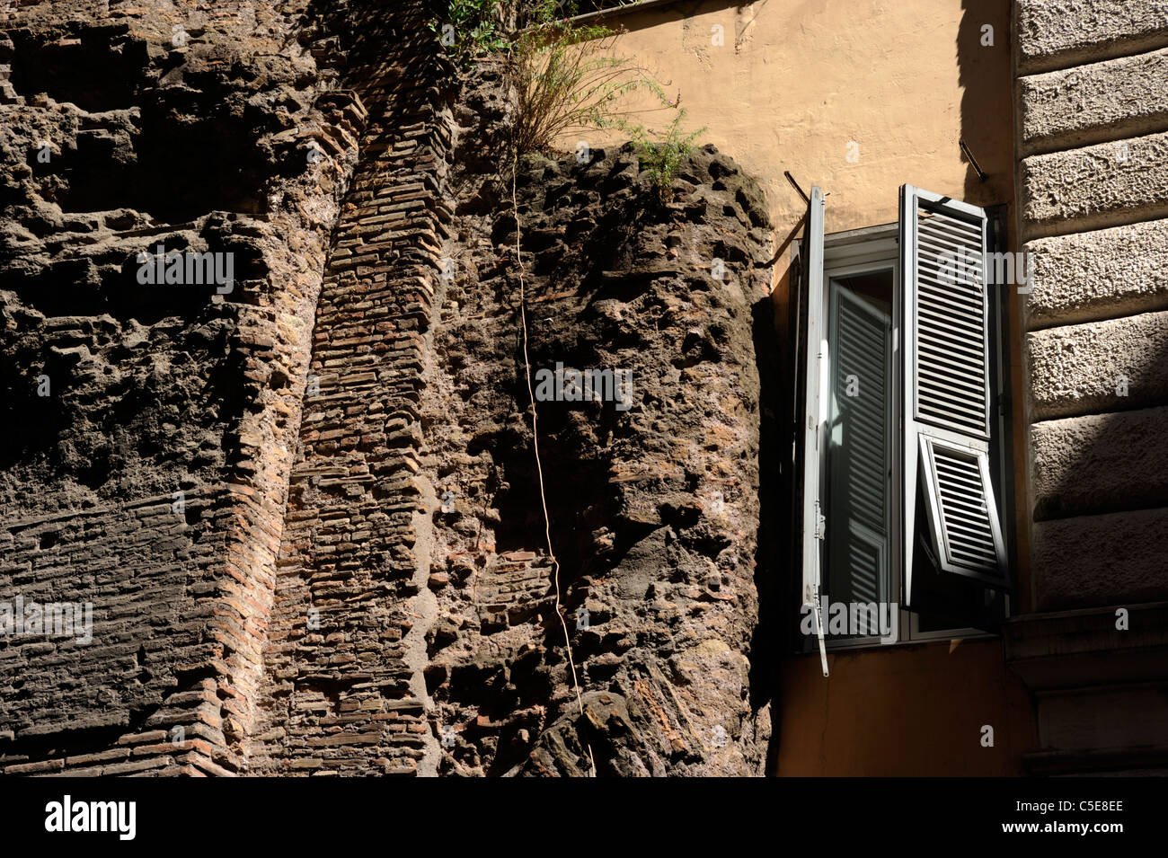 Italie, Rome, via dell'Arco della Ciambella, fenêtre et ruines romaines ...