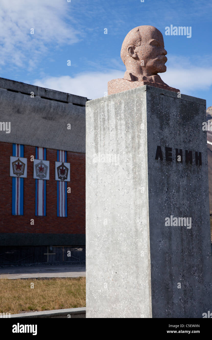 Lenin statue pyramiden svalbard Banque de photographies et d’images à ...