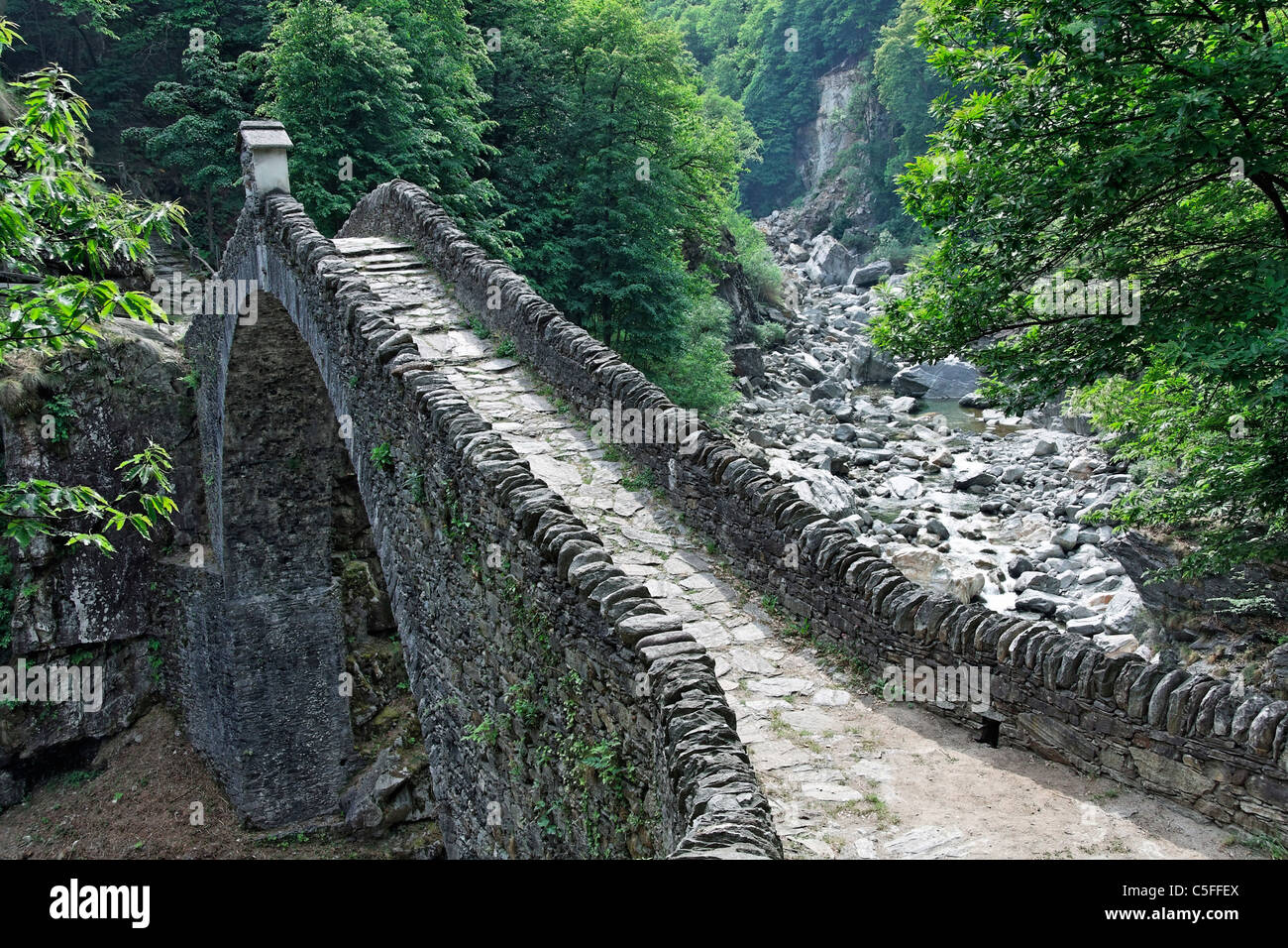 Pont médiéval en pierre ponte romano (appelé pont romain - près du ...
