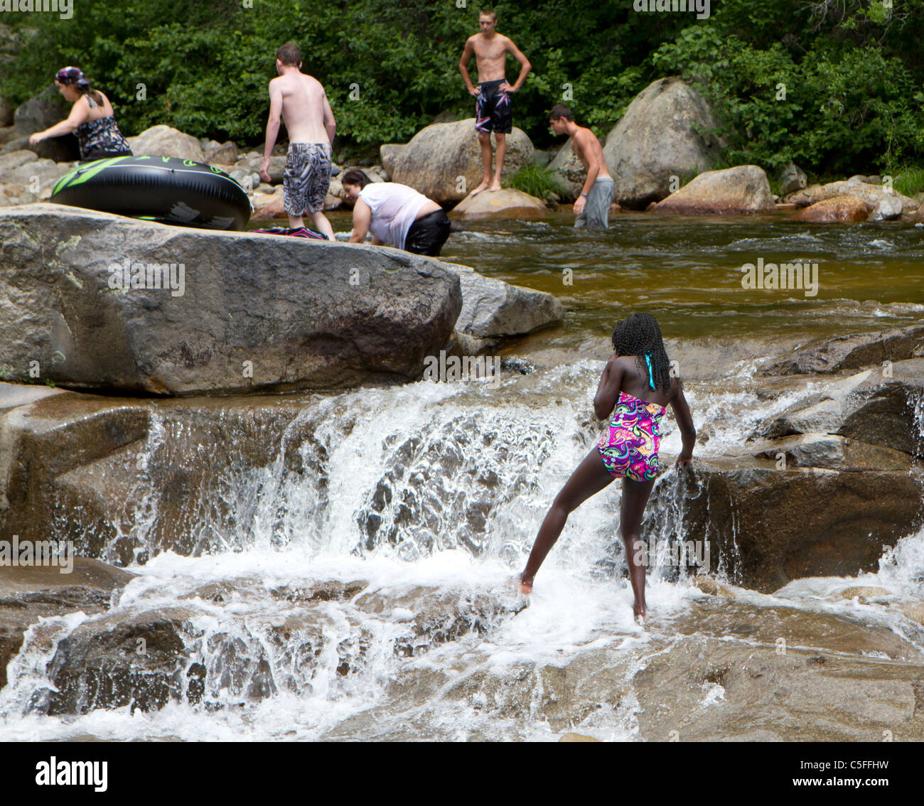 Un jeune noir African American girl marcher dans une rivière avec des ...