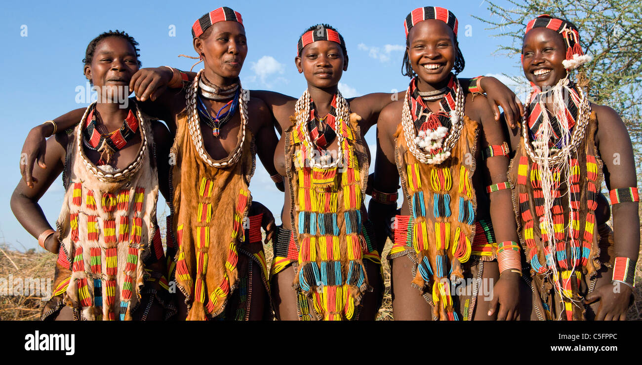 Un groupe de Hamer tribeswomen dans un village près de Turmi dans la ...