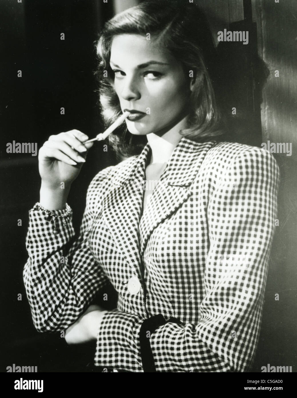 Lauren bacall smoking Banque de photographies et d’images à haute ...
