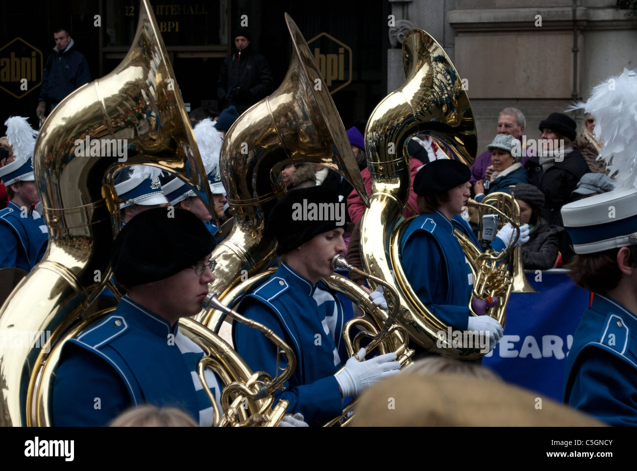 Sousaphone en fanfare dans le défilé du Nouvel an à Londres wearing ...