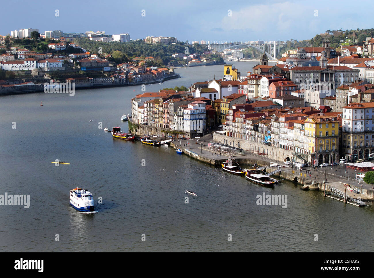 La vieille ville de Porto par la rive droite de la rivière Douro, Porto ...