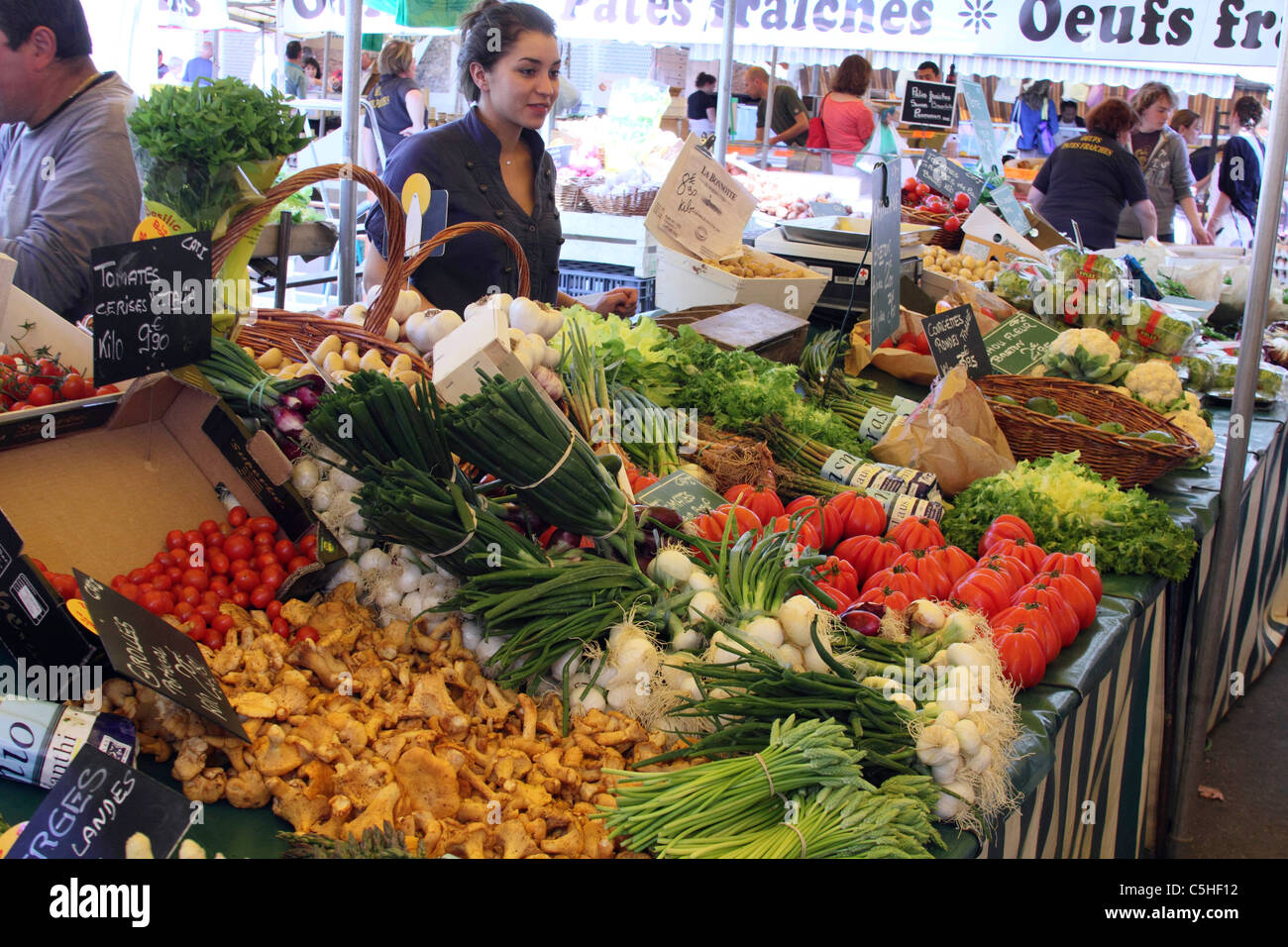 L'achat des légumes dans un marché Français stall à Versailles Photo ...