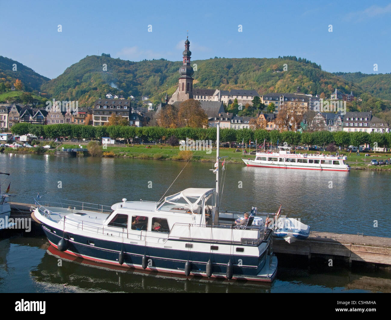 Ausflugsschiff Boot und auf der Mosel bei Cochem, Sankt Martin Kirche ...
