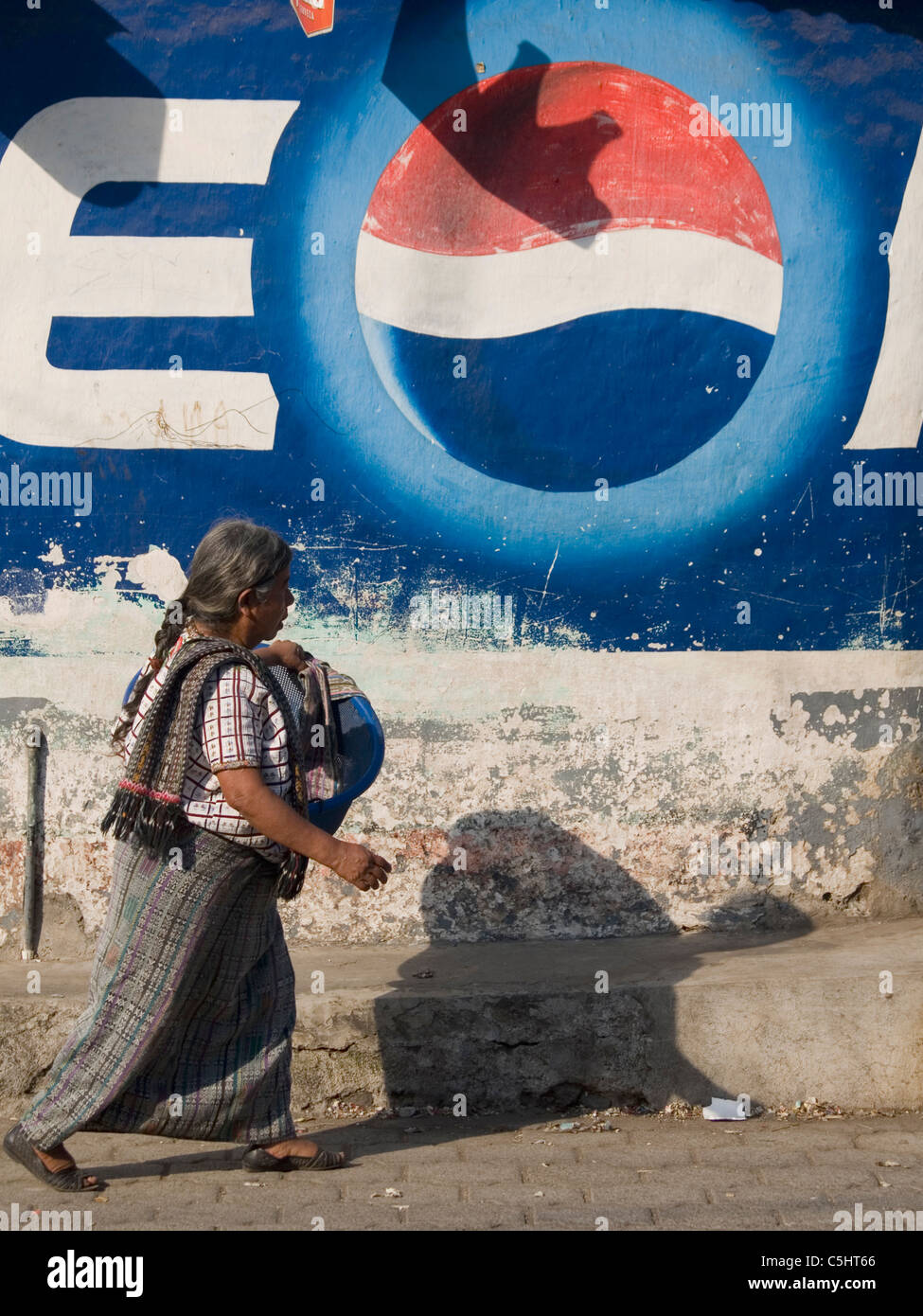 Logos et contraste robe traditionnelle à Santiago Atitlan, Guatemala ...