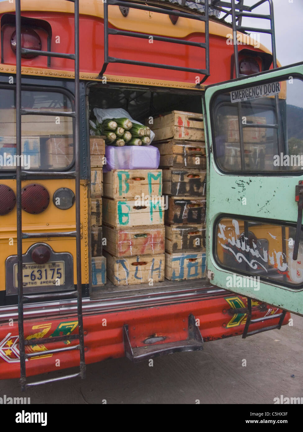 L'ancien American school bus, qui servent désormais de Guatemala's ...