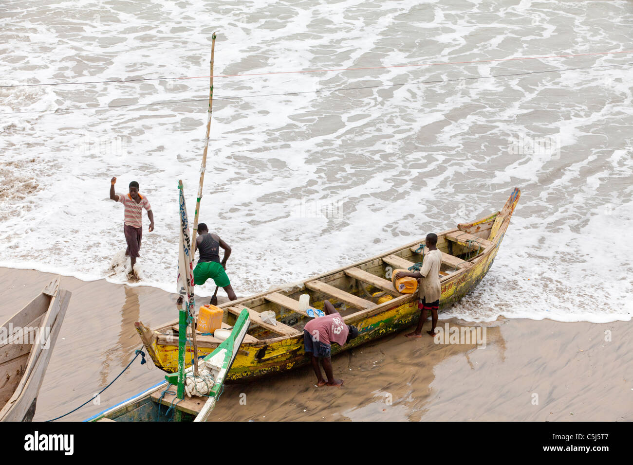 Atterrissage pêcheur La pêche en pirogue traditionnelle boat on Beach ...