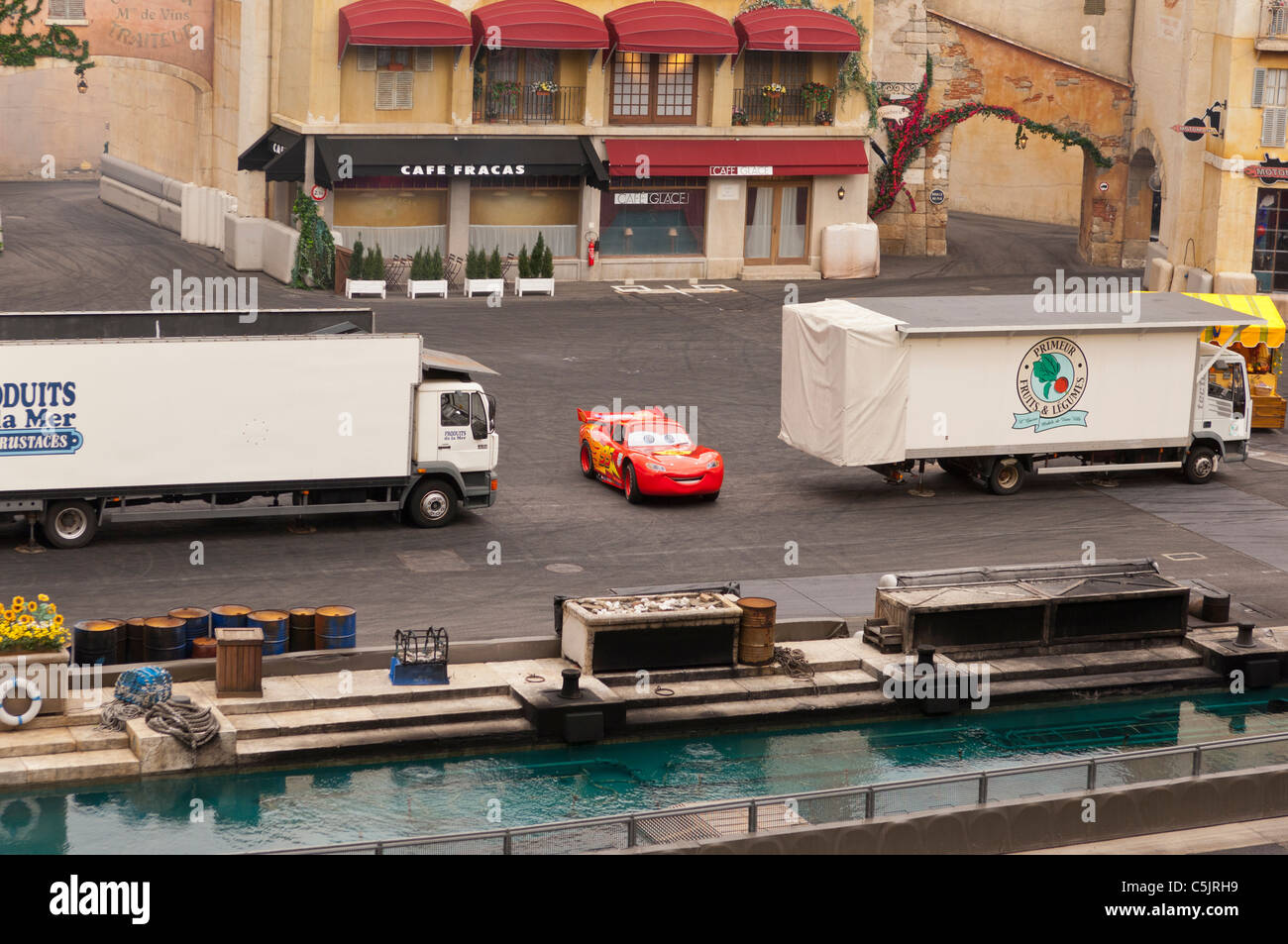 Le Lightning Mcqueen voiture au Moteurs...Action stunt show ...