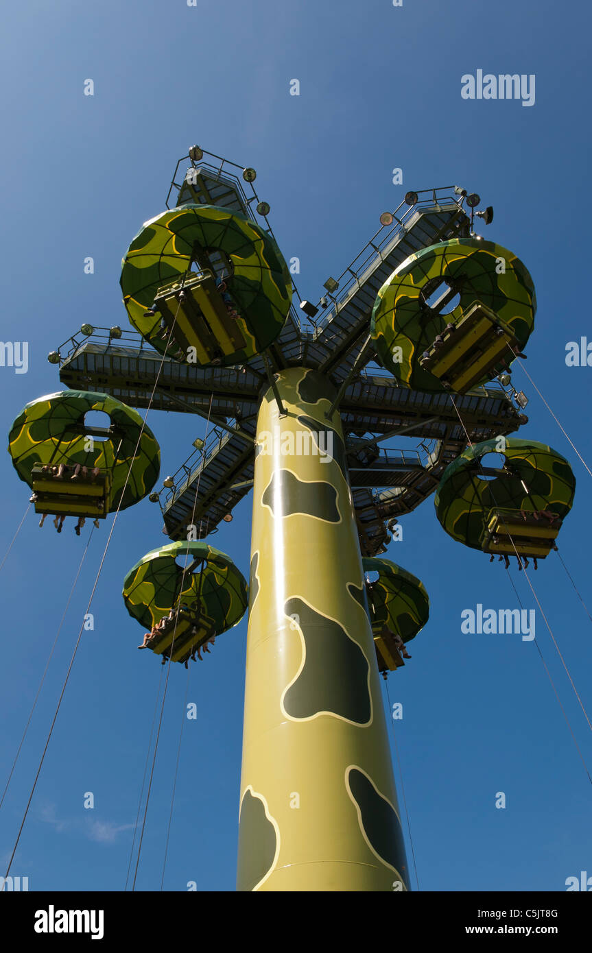 Le Toy Soldiers parachute drop ride dans Toy Story Playland au Walt ...