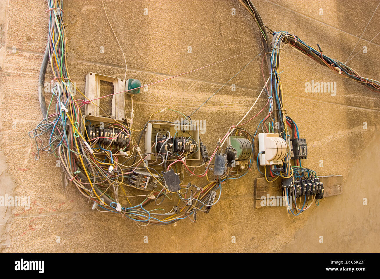Détail d'un mur, de câbles électriques et de fusibles dans le circuit ...