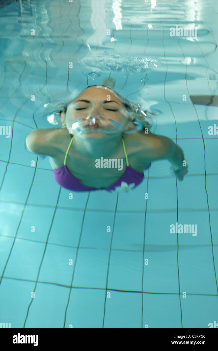 Fille En Bikini Jaune Au Bord De La Piscine Banque De Photographies Et
